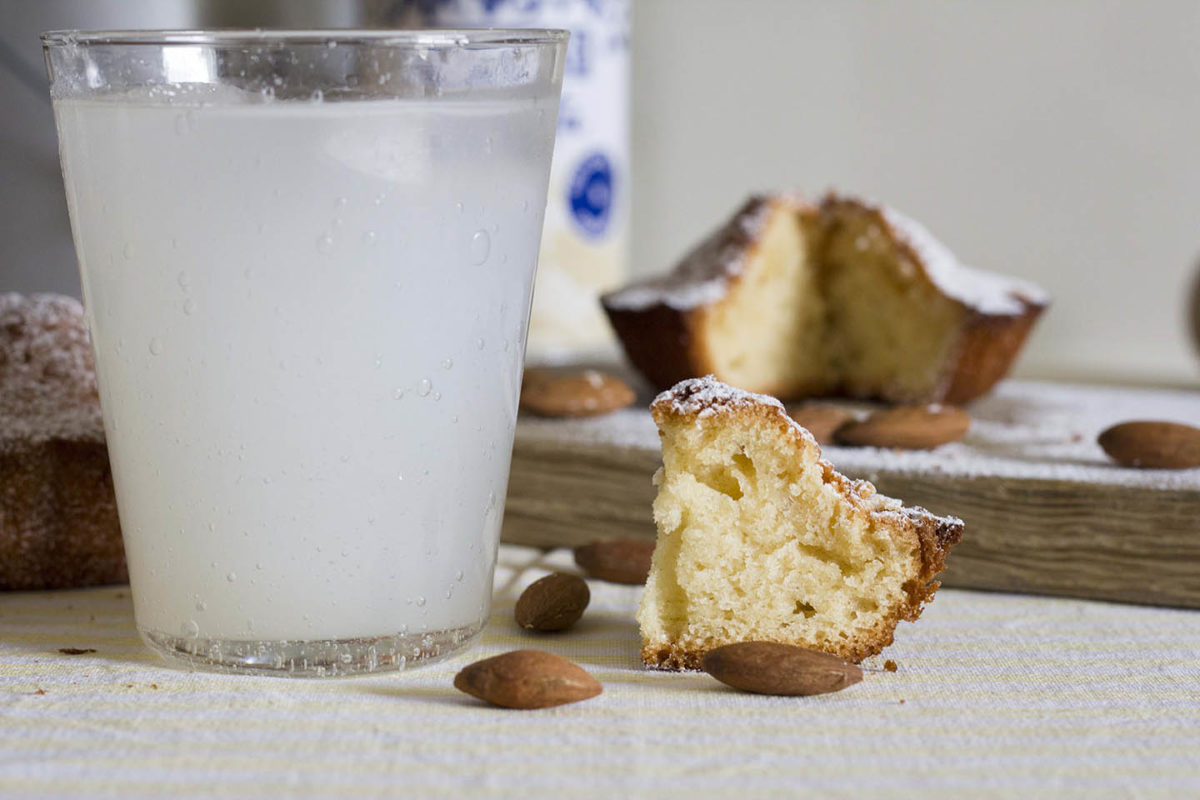 Mini cakes all'orzata. Ricetta semplice, veloce e gustosa