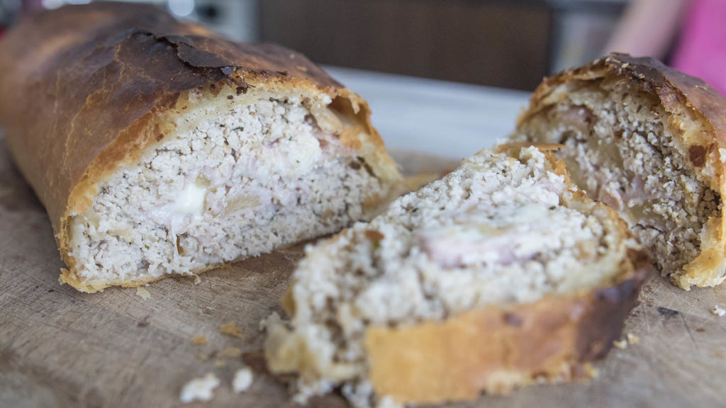 Polpettone di pollo in crosta con noci e prosciutto - Ricomincio da quattro